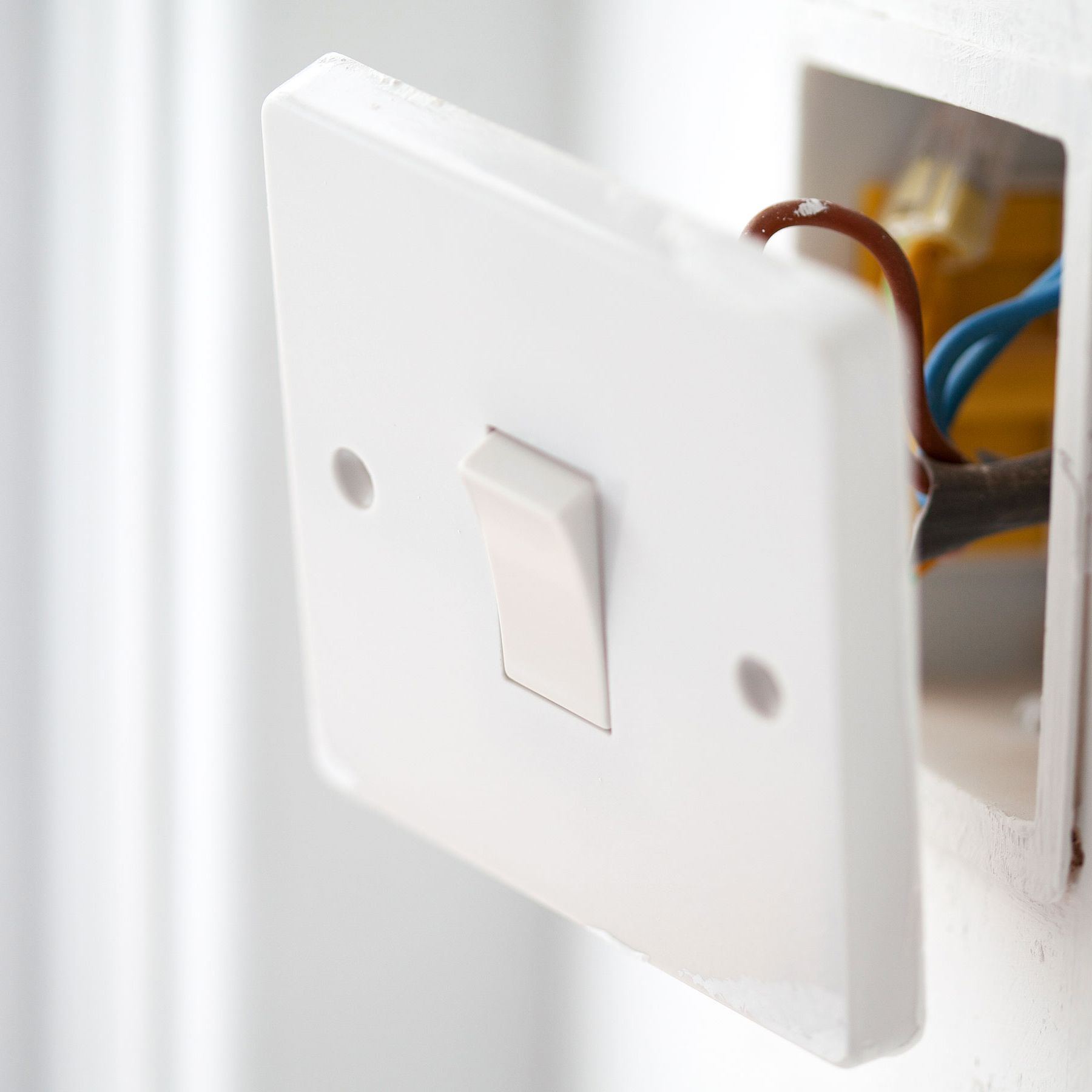 Plug Connection To Light How To Wire A Plug Socket Safely In 2025