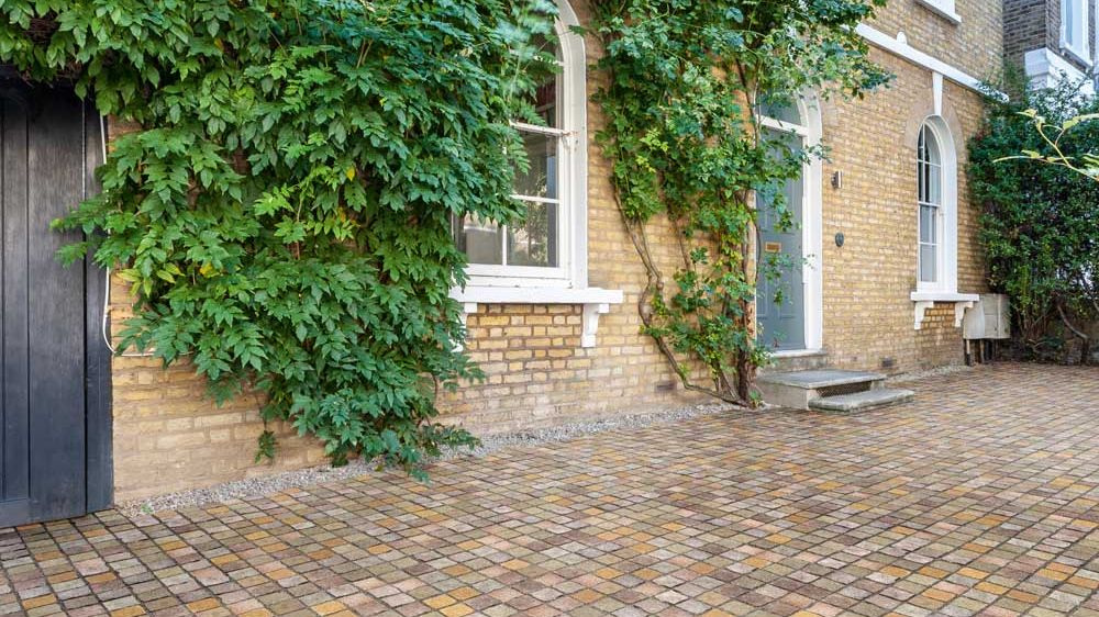 Country Driveway With Loops Ideas