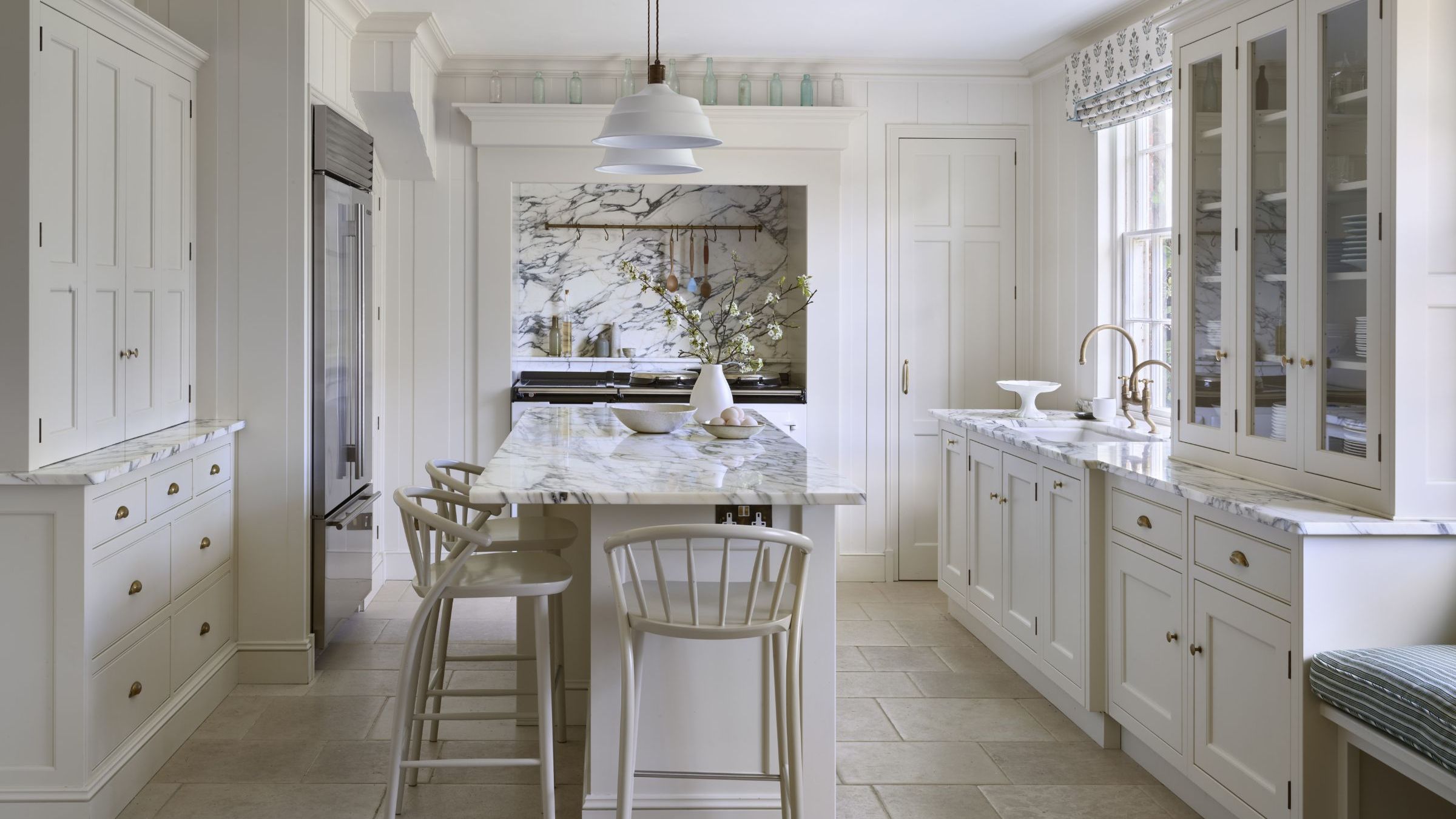 What Color Countertops Go With White Cabinets And Dark Floors ...