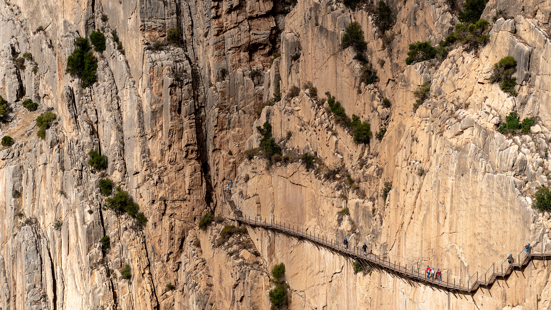 20-year-old man dies climbing near Spain’s infamous ‘Monkey Bridge ...