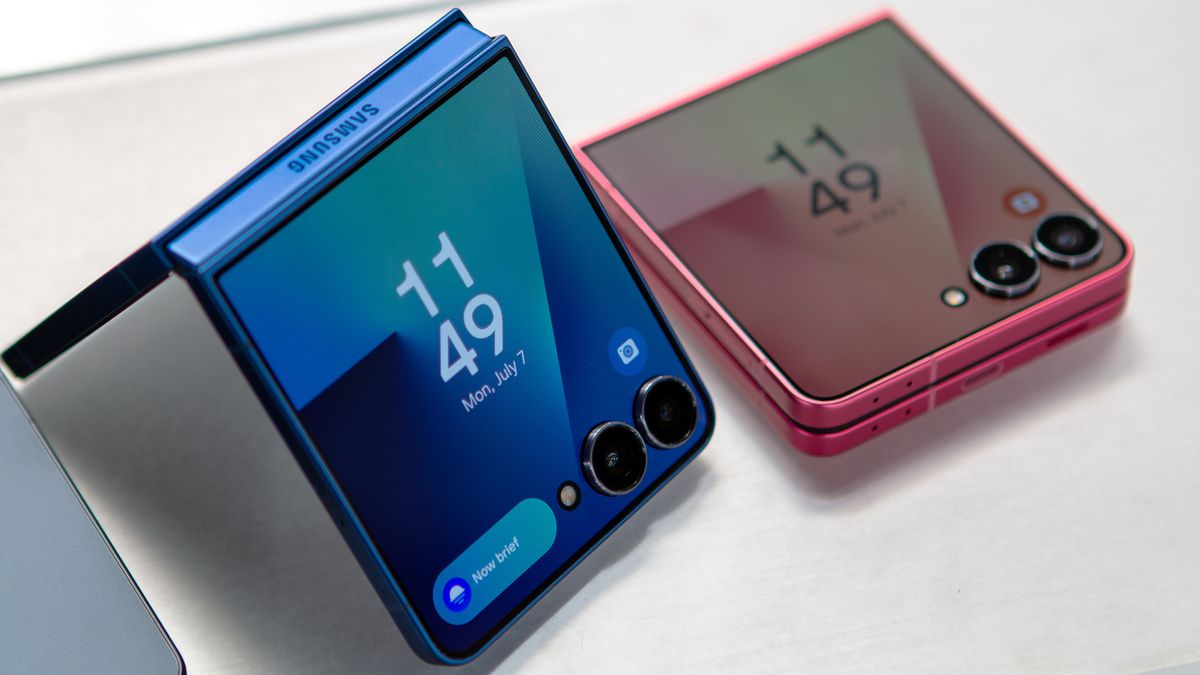 Does the Samsung Galaxy Z Flip 7 support Qi2 wireless charging ...