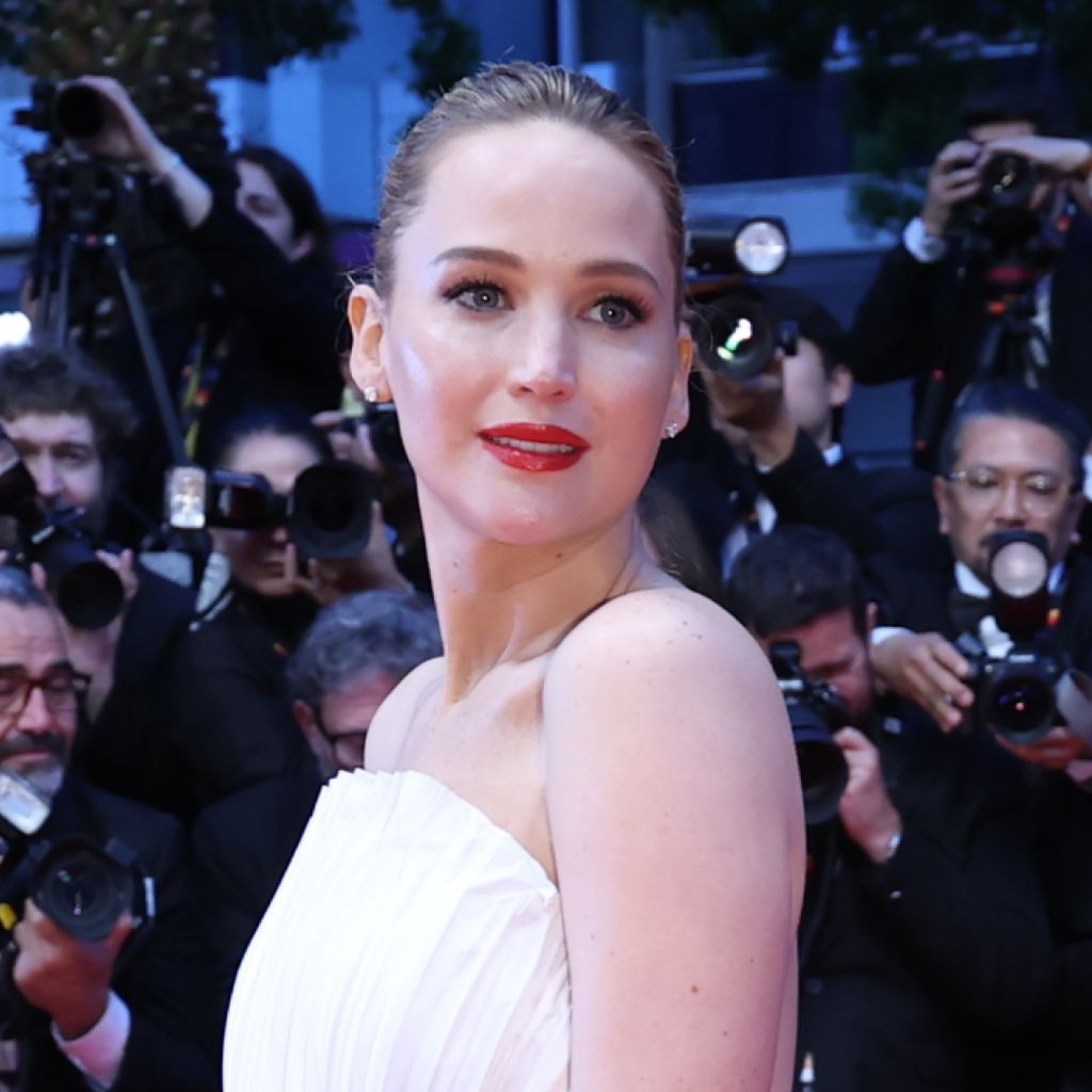 Jennifer Lawrence's Skintight Chocolate Gown Hugs Her Baby Bump at the ...