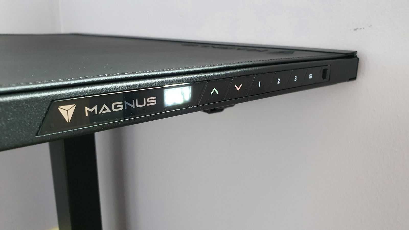 Secretlab MAGNUS Pro XL Sit-to-stand Metal Desk review | T3