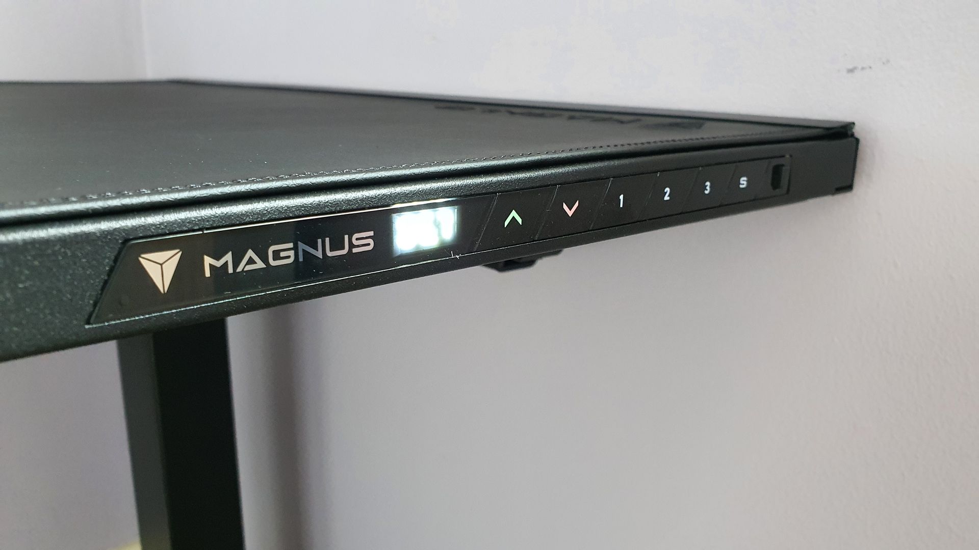 Secretlab MAGNUS Pro XL Sit-to-stand Metal Desk review | T3
