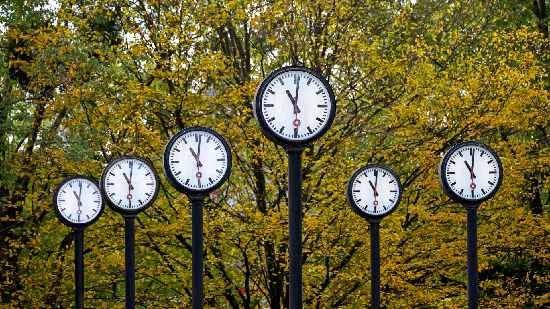 Daylight saving time 2025: When does the time change, and why? | Live ...