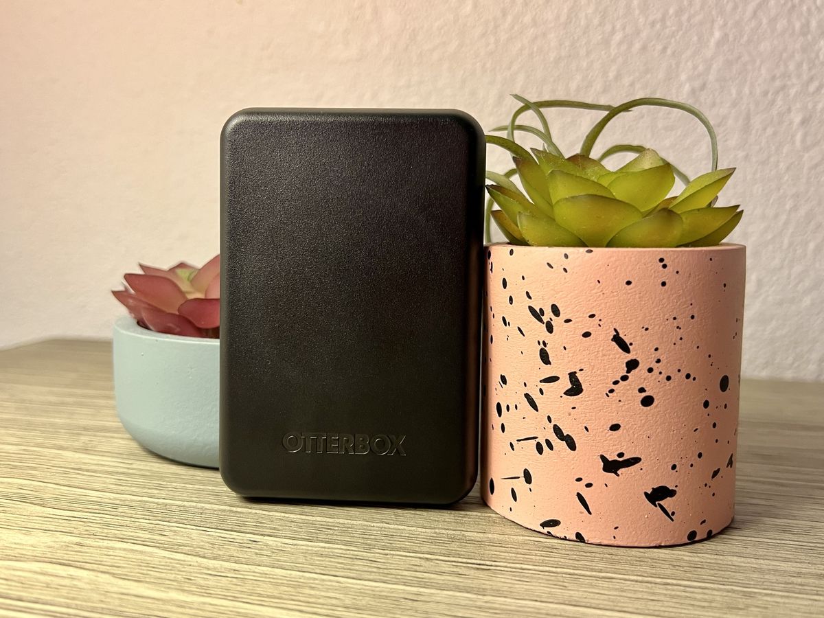 OtterBox Wireless Power Bank for MagSafe review: Magception — charge ...