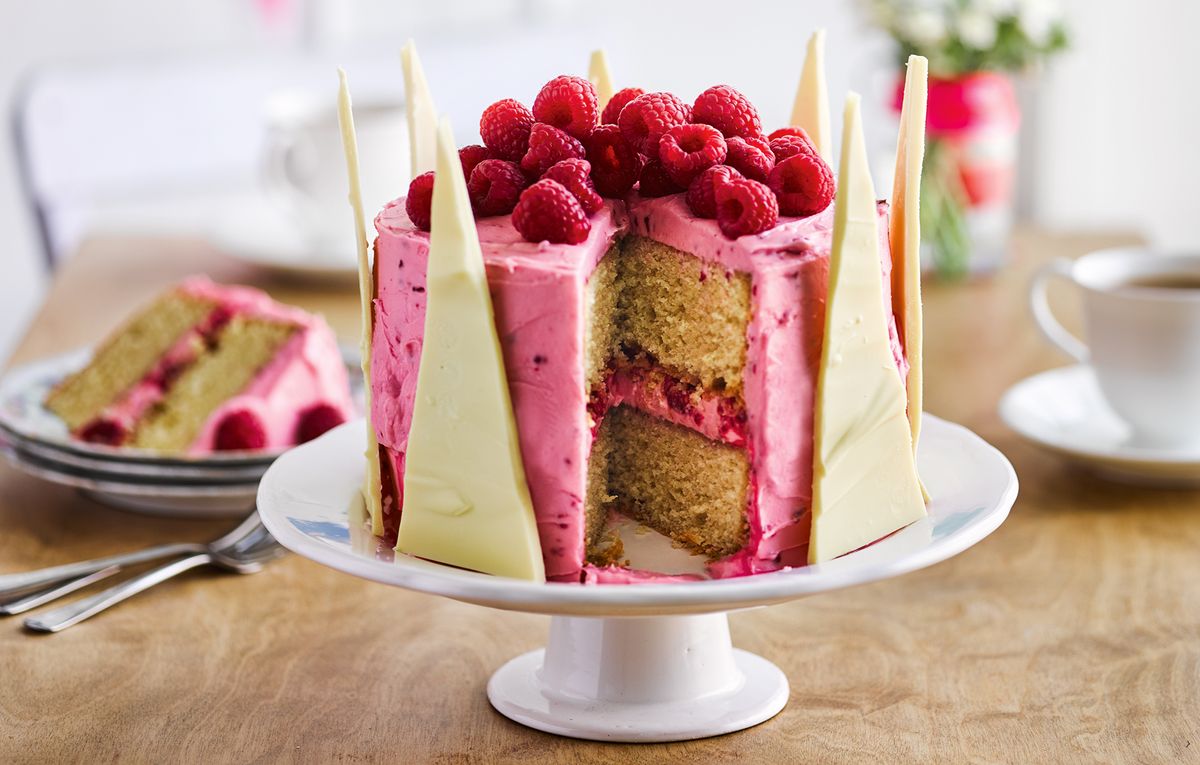 Nadiya Hussain's white chocolate crown cake | Baking Recipes | GoodtoKnow