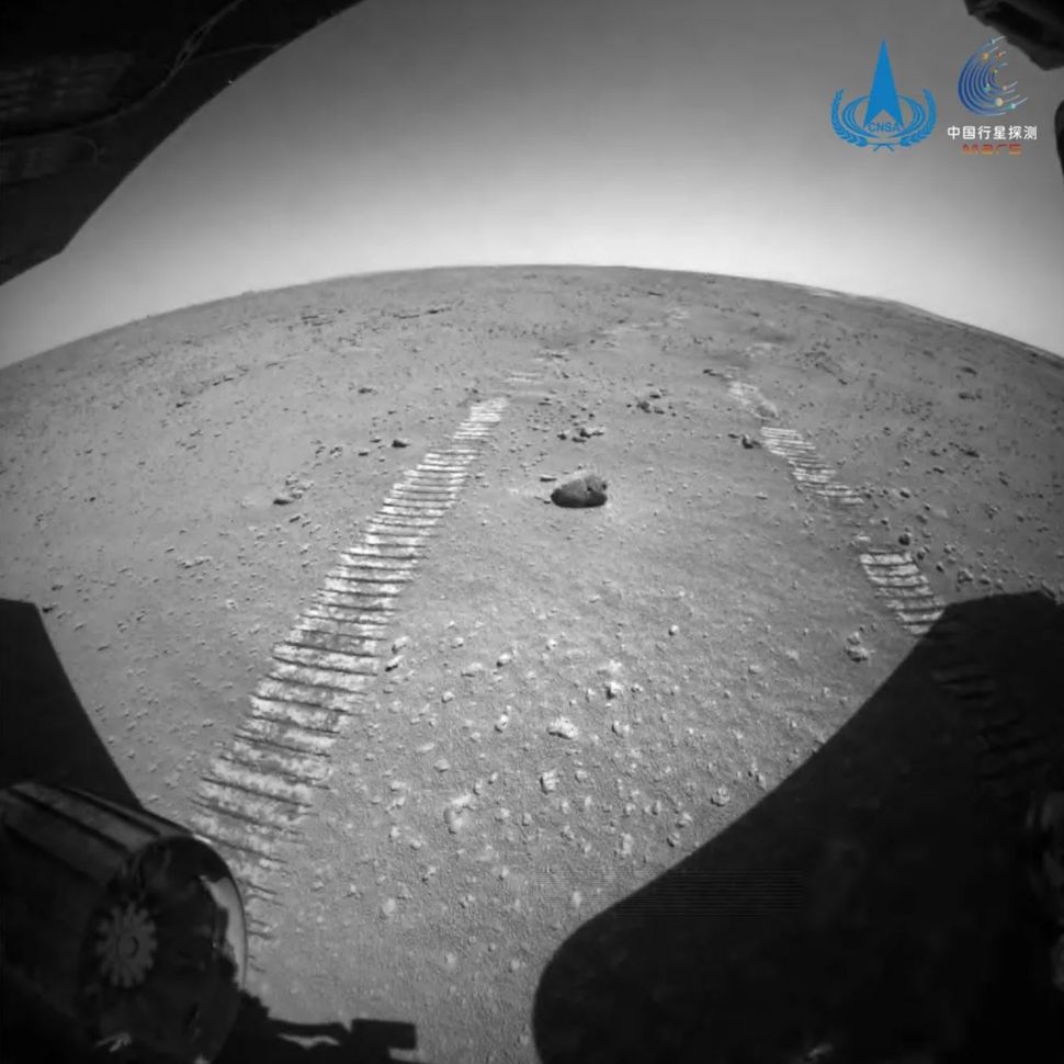 China's Mars rover Zhurong completes primary mission, gets life ...
