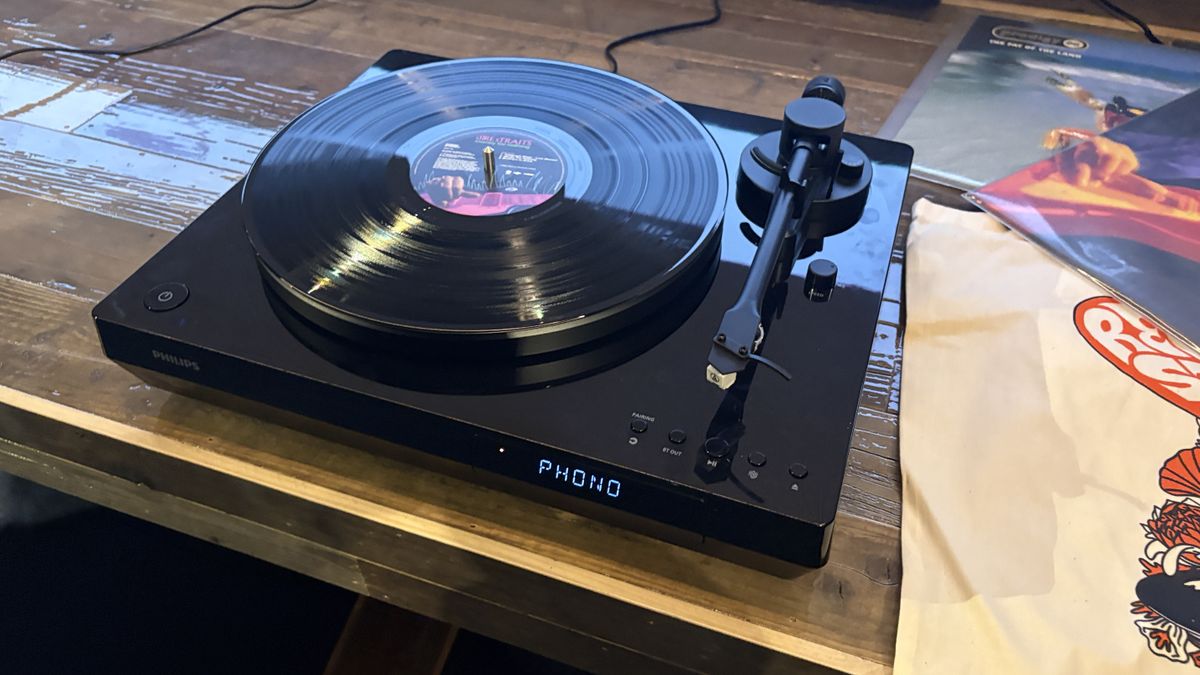 Philips' versatile new Bluetooth turntable features a built-in CD ...