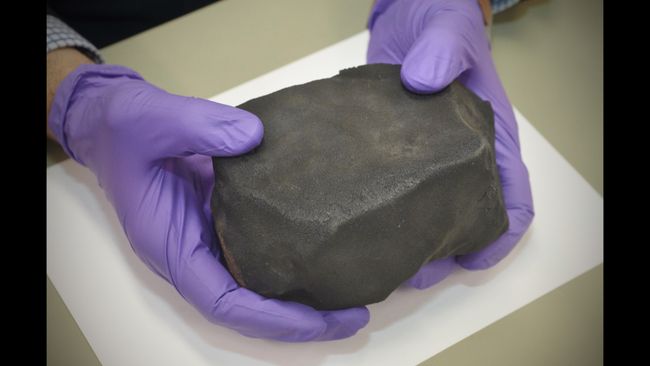 Meteorite is 1st to show scars from pebble-shooting asteroid | Space