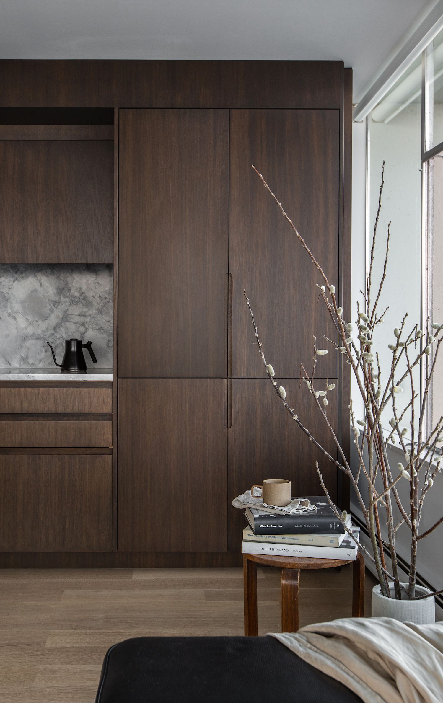 5 Ways to Enhance the "Dead Space" Above Kitchen Cabinets | Livingetc