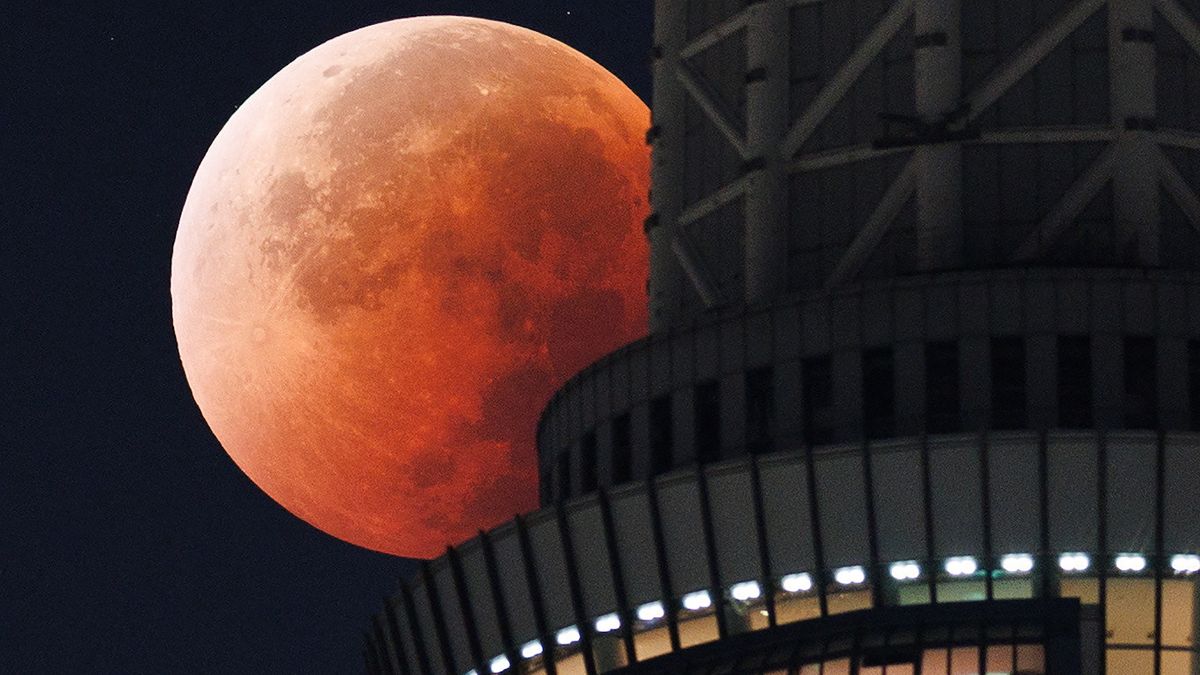 What to expect during the 'blood moon' total lunar eclipse tonight ...