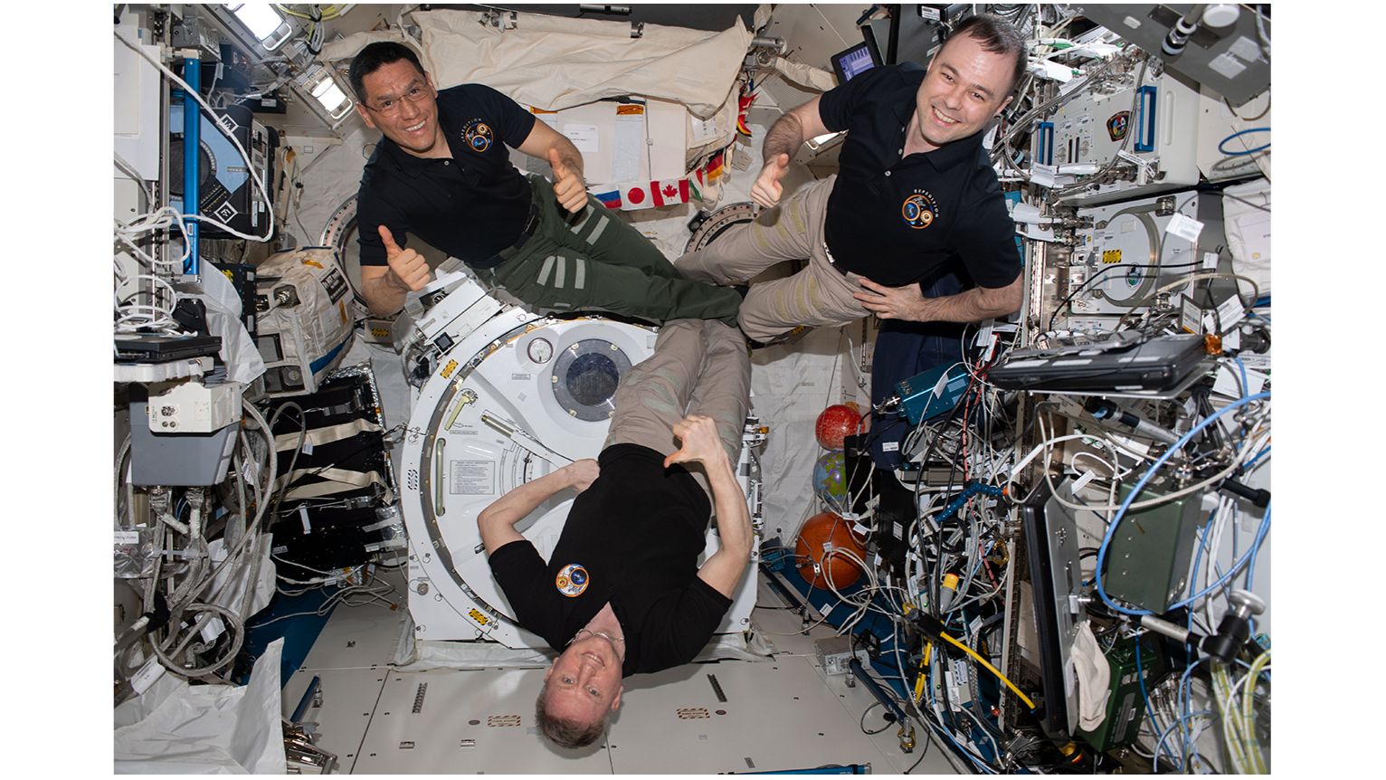 Watch a NASA astronaut, 2 cosmonauts return to Earth after year in ...