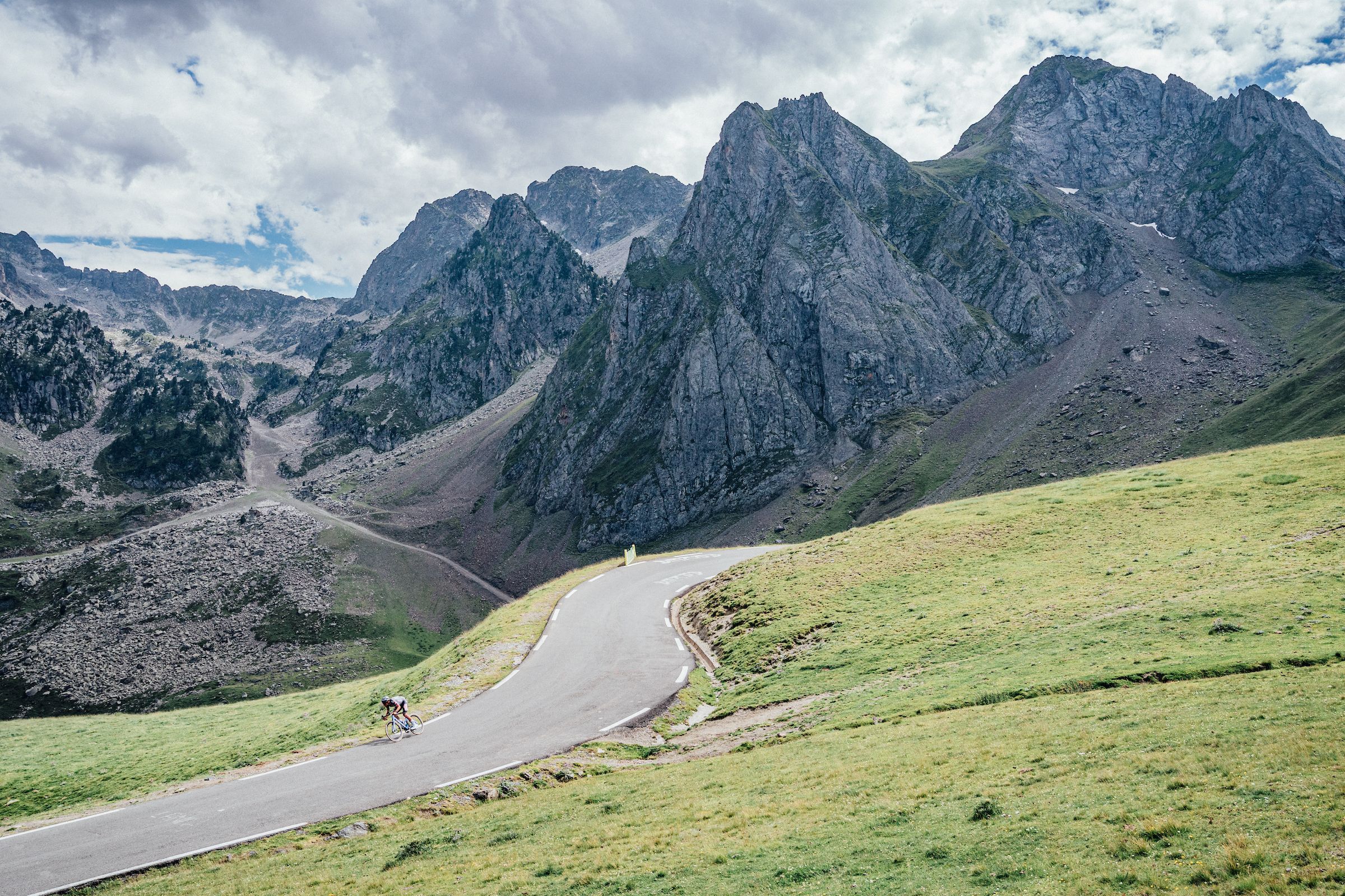 Power and pain as the battle for the Yellow Jersey hits the Pyrenees ...