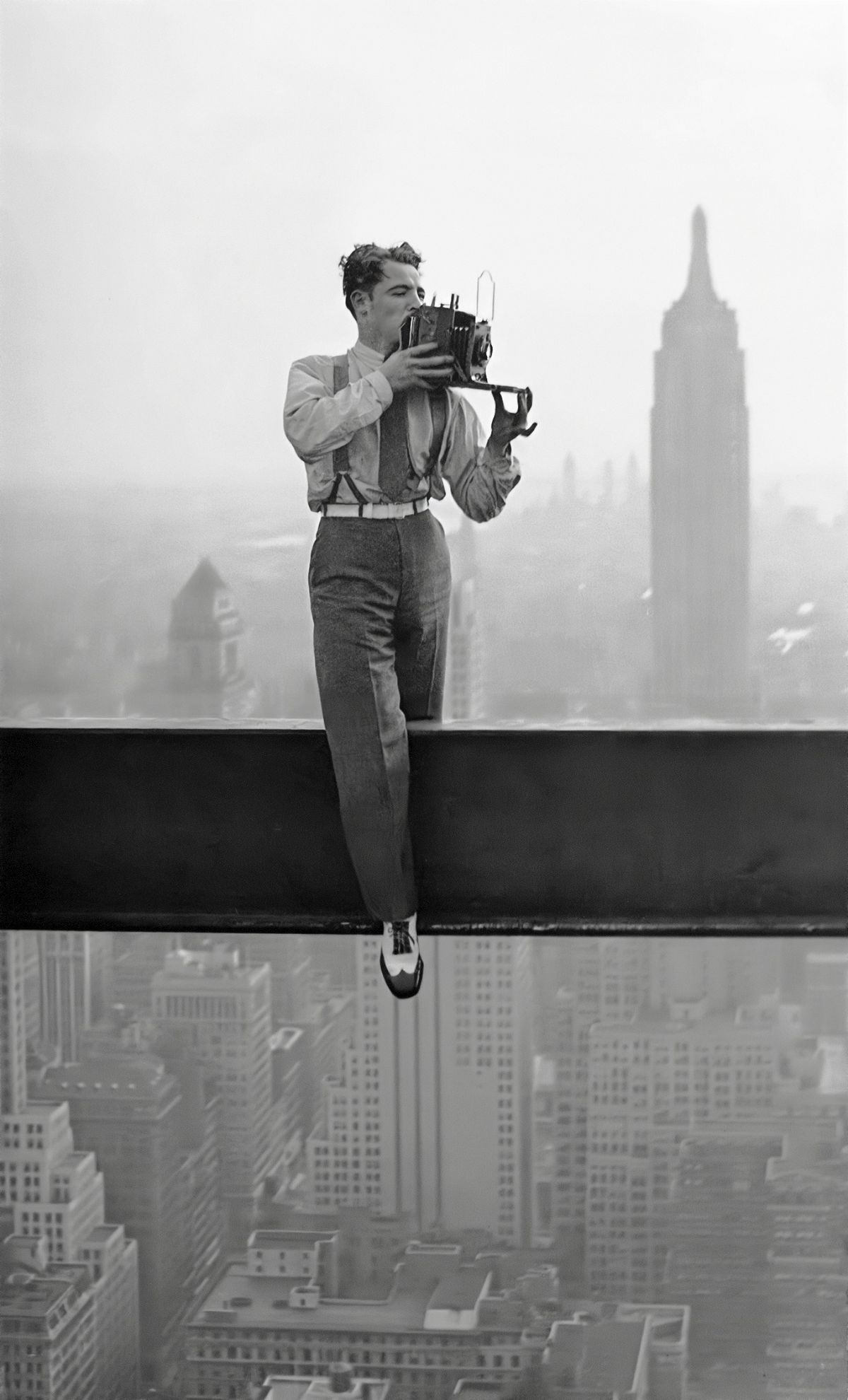 This famous photo of New York workers eating lunch on a steel girder ...