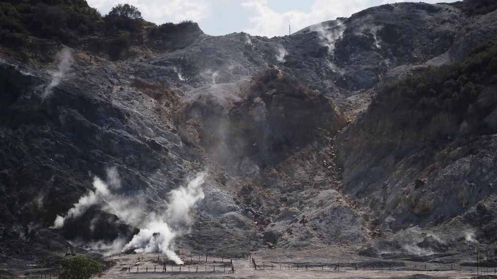 Hidden layer beneath Italy's Campi Flegrei caldera may explain why it's ...