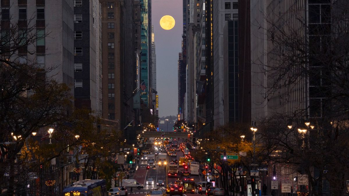 See November's Full Beaver Moon light up the sky around the world ...