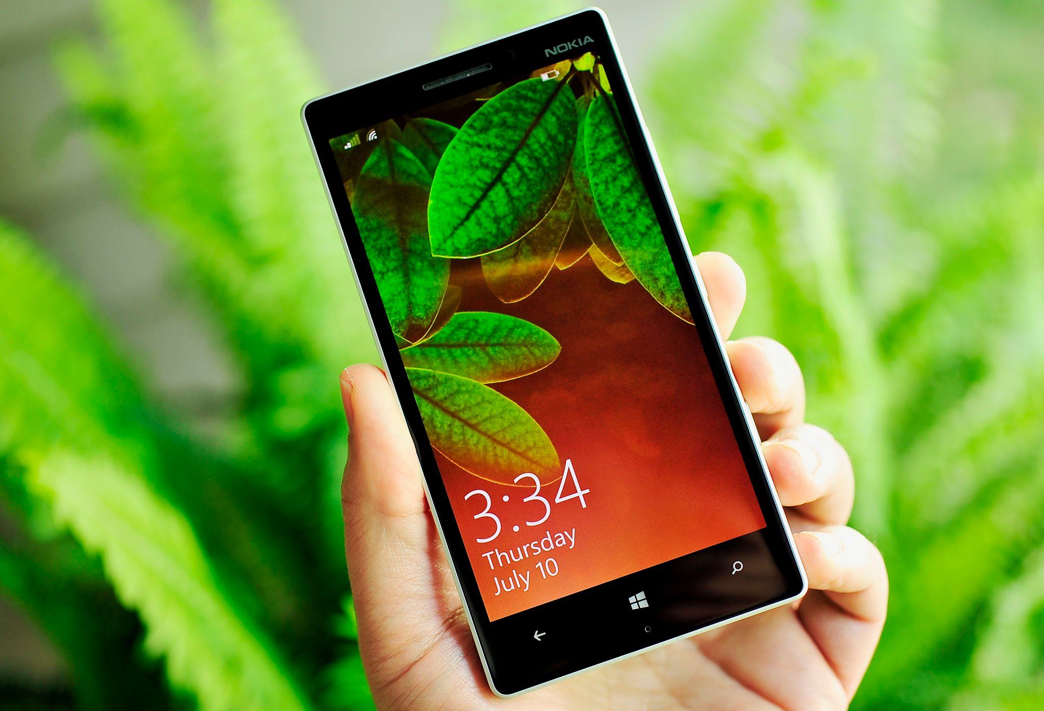 Microsoft launches its flagship Windows Phone, the Lumia 930, in India ...