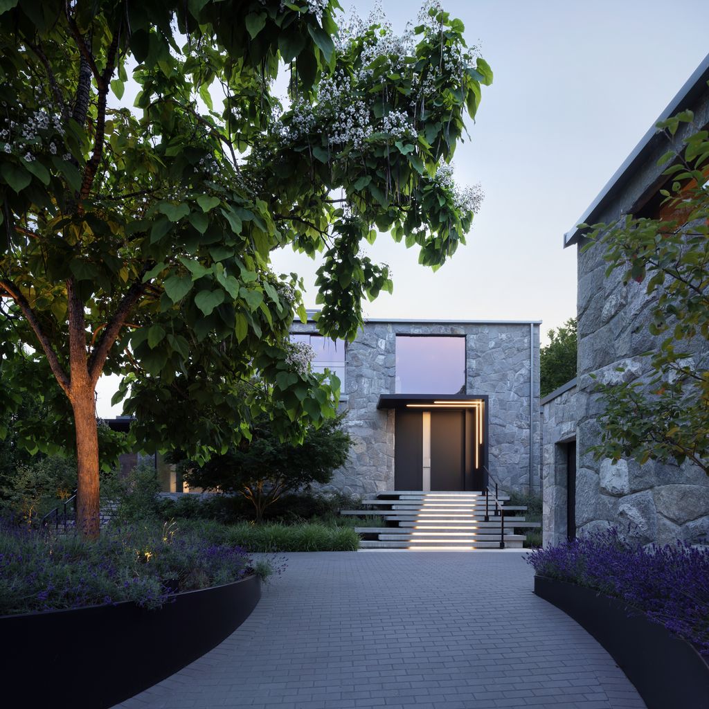 This Canadian House Blends Contemporary with Cozy