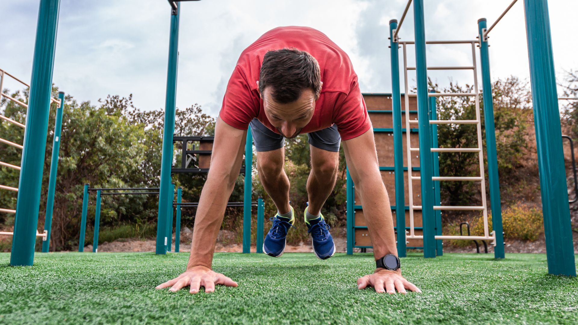 You don’t need to go to the gym to exercise—try this 12-move Christmas ...