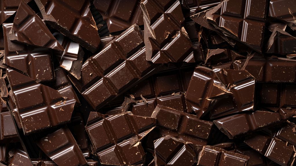 Does eating chocolate before bed ruin your sleep? A dietician reveals ...