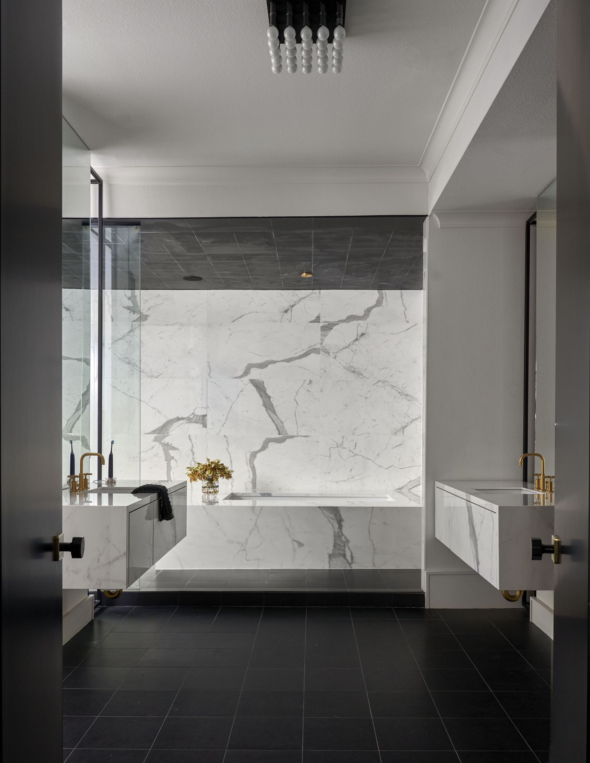 5 White Marble Bathrooms That Feel Brilliantly Modern | Livingetc