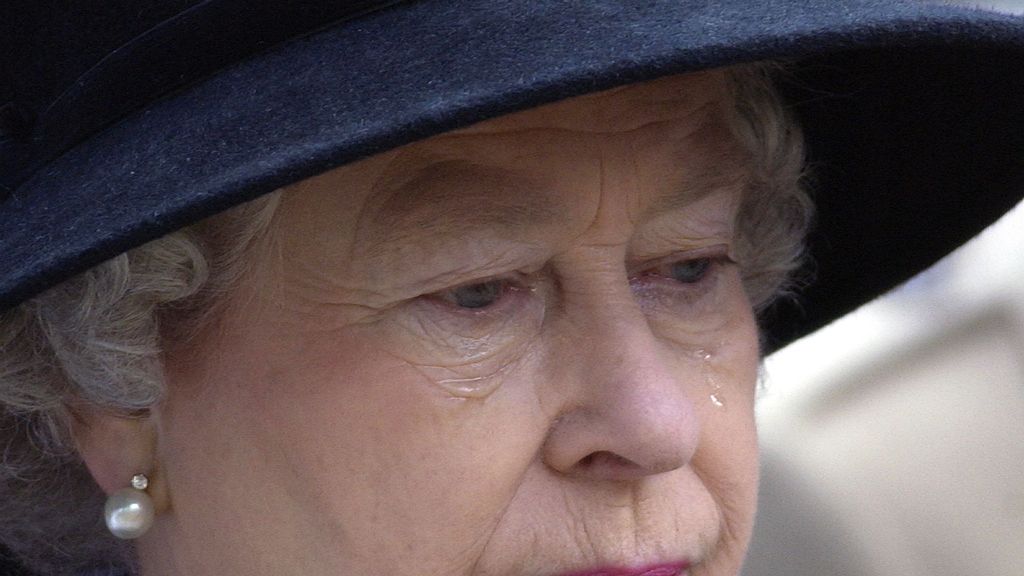 Does Queen Elizabeth II Really Not Cry, As 'The Crown' Suggests ...