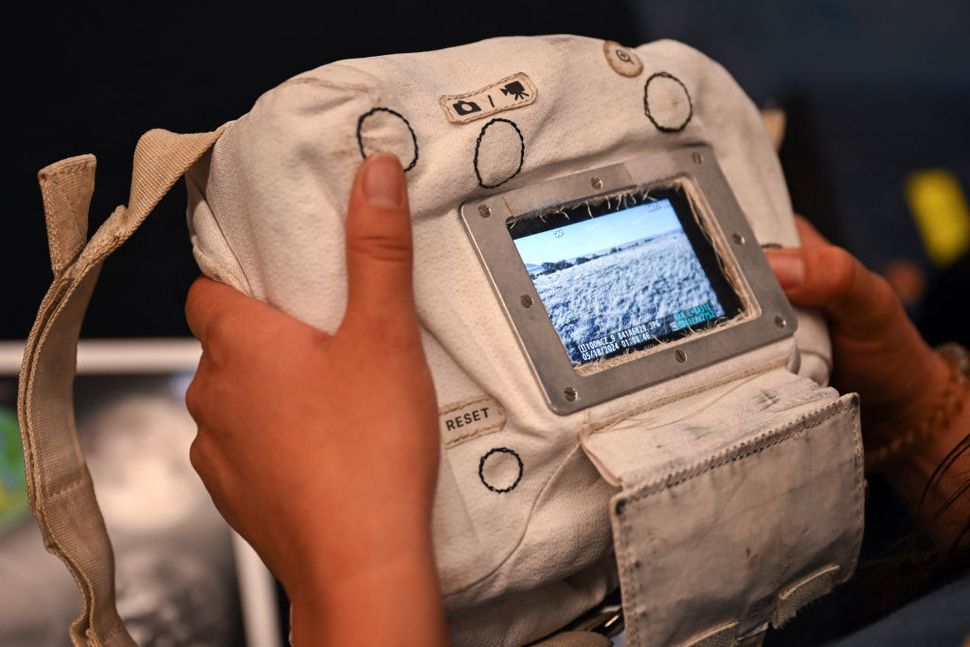 Who needs mirrorless cameras? NASA Artemis II astronauts are taking a ...