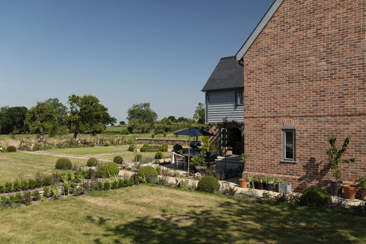 Lawn Ideas: 7 Neat and Stylish Designs for a Turfed Garden | Homebuilding