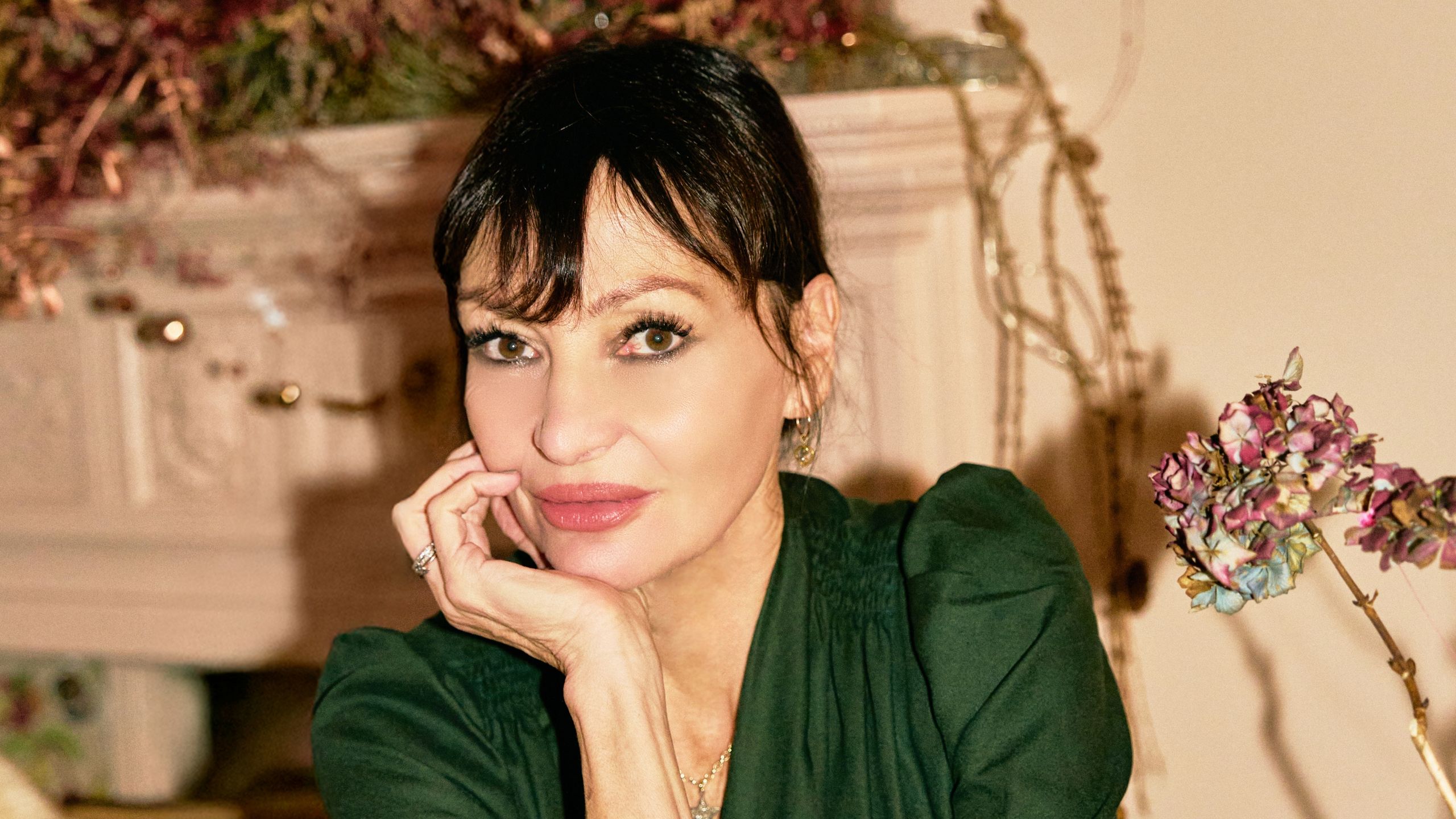 Pearl Lowe's Romantic Christmas Fireplace Is Dreamy | Livingetc