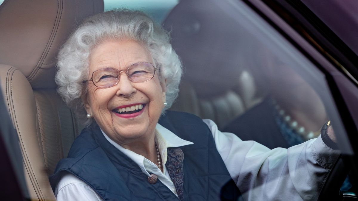 The Queen lets slip 'cockney' word in unearthed clip and it's so ...