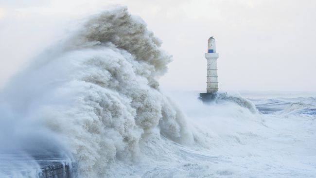 Explosive 'bomb cyclone' descending on UK and Ireland with up to 100 ...
