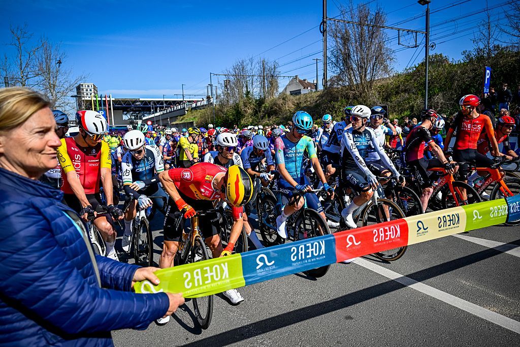 Dwars door Vlaanderen 2025: Neilson Powless out-sprints Wout van Aert in one against three from ...