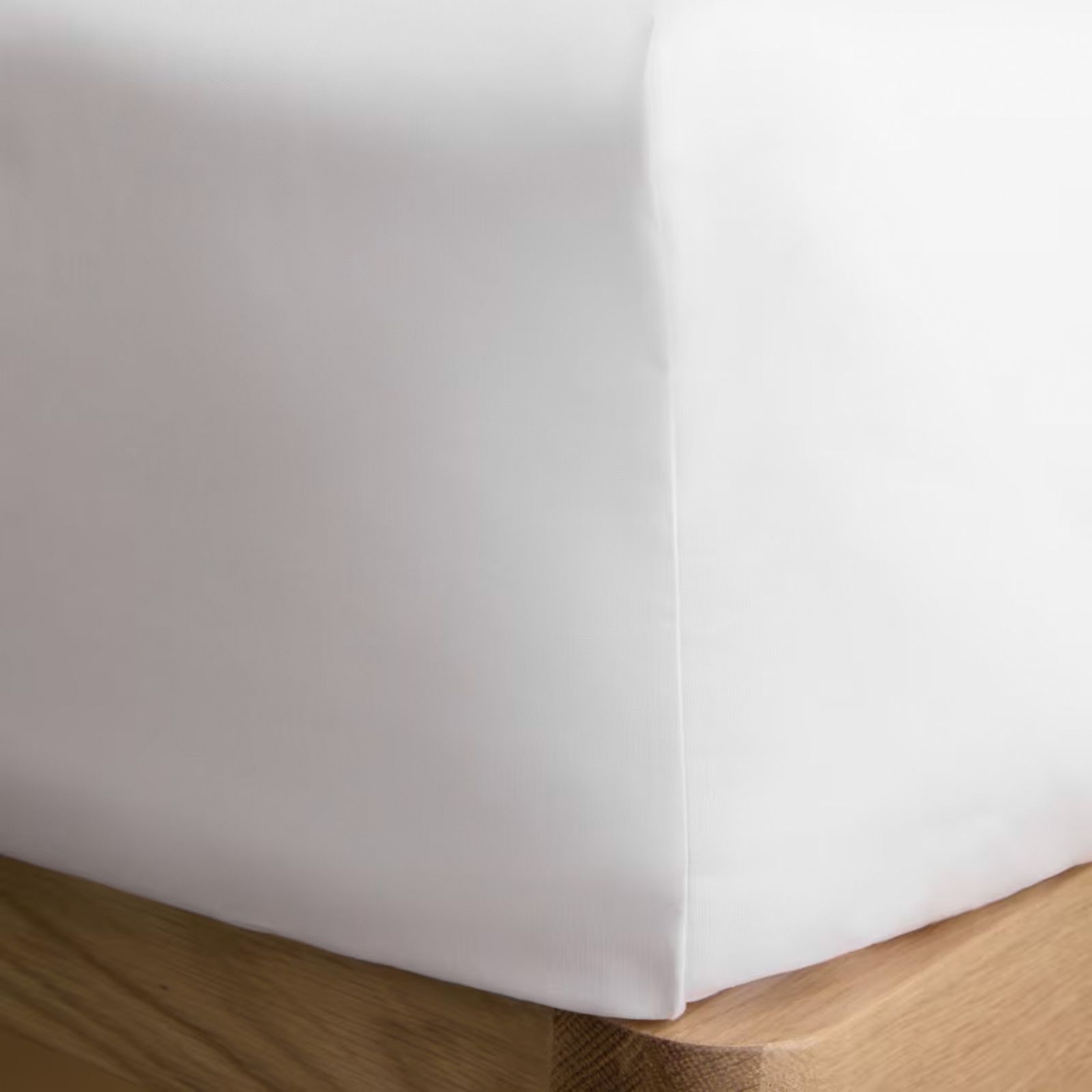 Fitted vs flat sheets: which is best, according to experts | Ideal Home