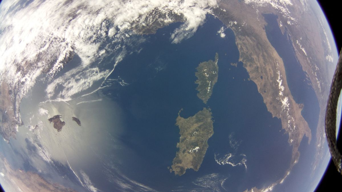 Pi in the Sky: Raspberry Pi Photographs, Records Earth From Space | Tom ...