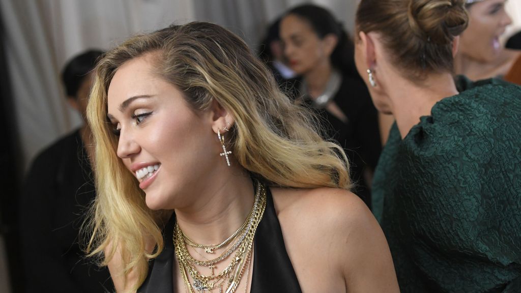 Miley Cyrus’ Met Gala Dress 2018 - See Miley Cyrus's Low-Cut Met Gala ...