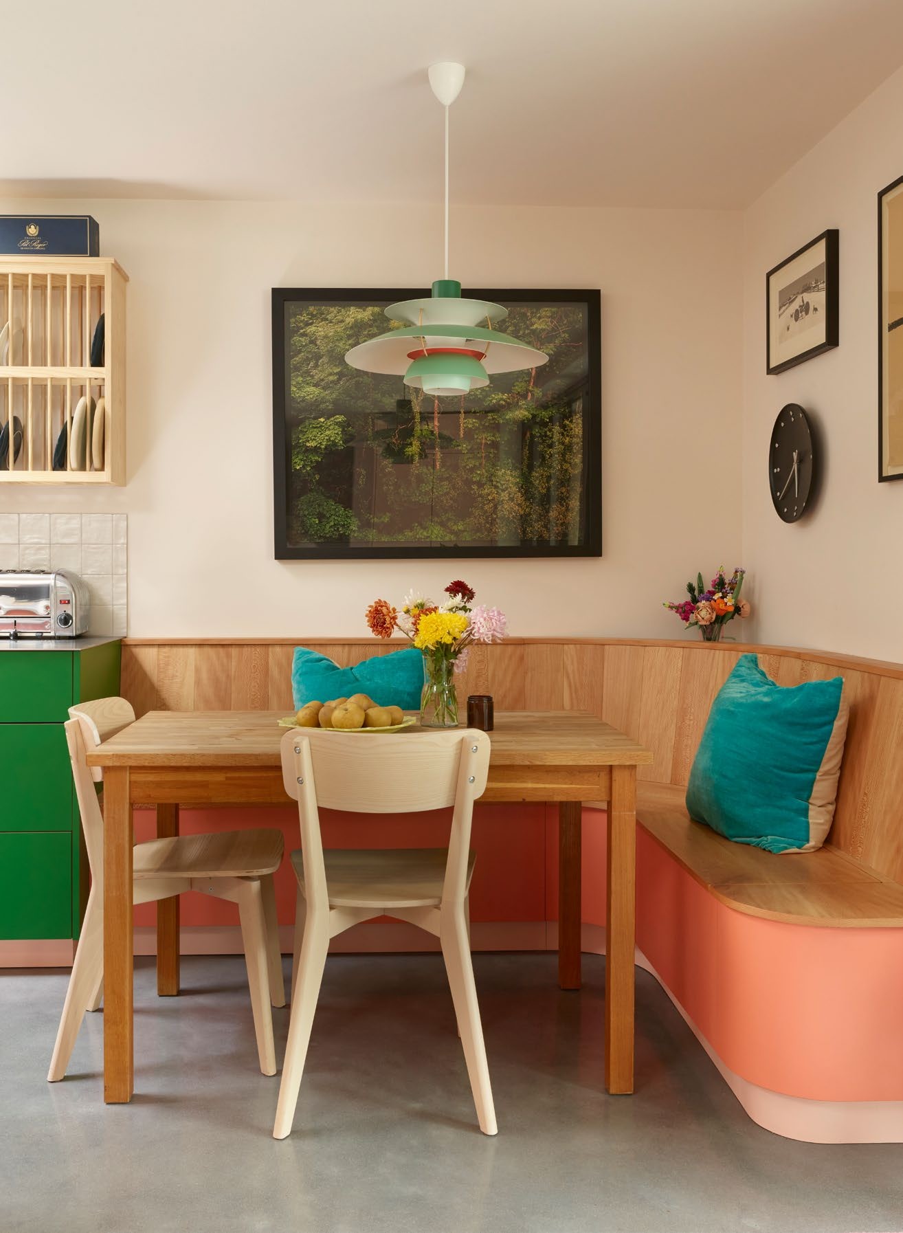 This vibrant kitchen pairs two trending colours in an…