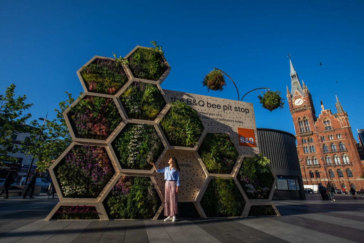 Huge Bee Pit Stop to encourage bee conservation unveiled in London ...