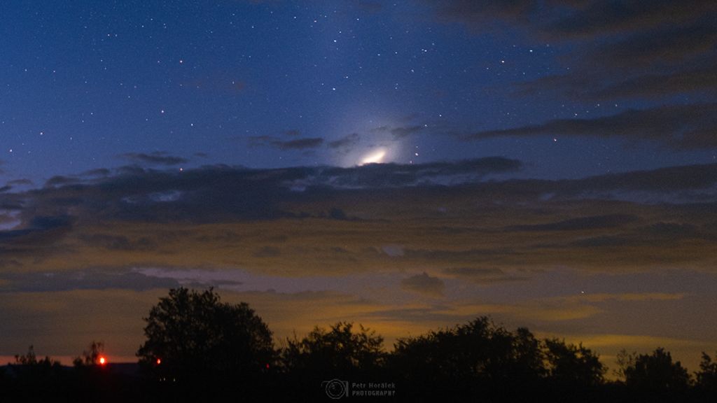 Horned 'SpaceX spiral' photobombs auroras over Europe in 1st-of-its ...