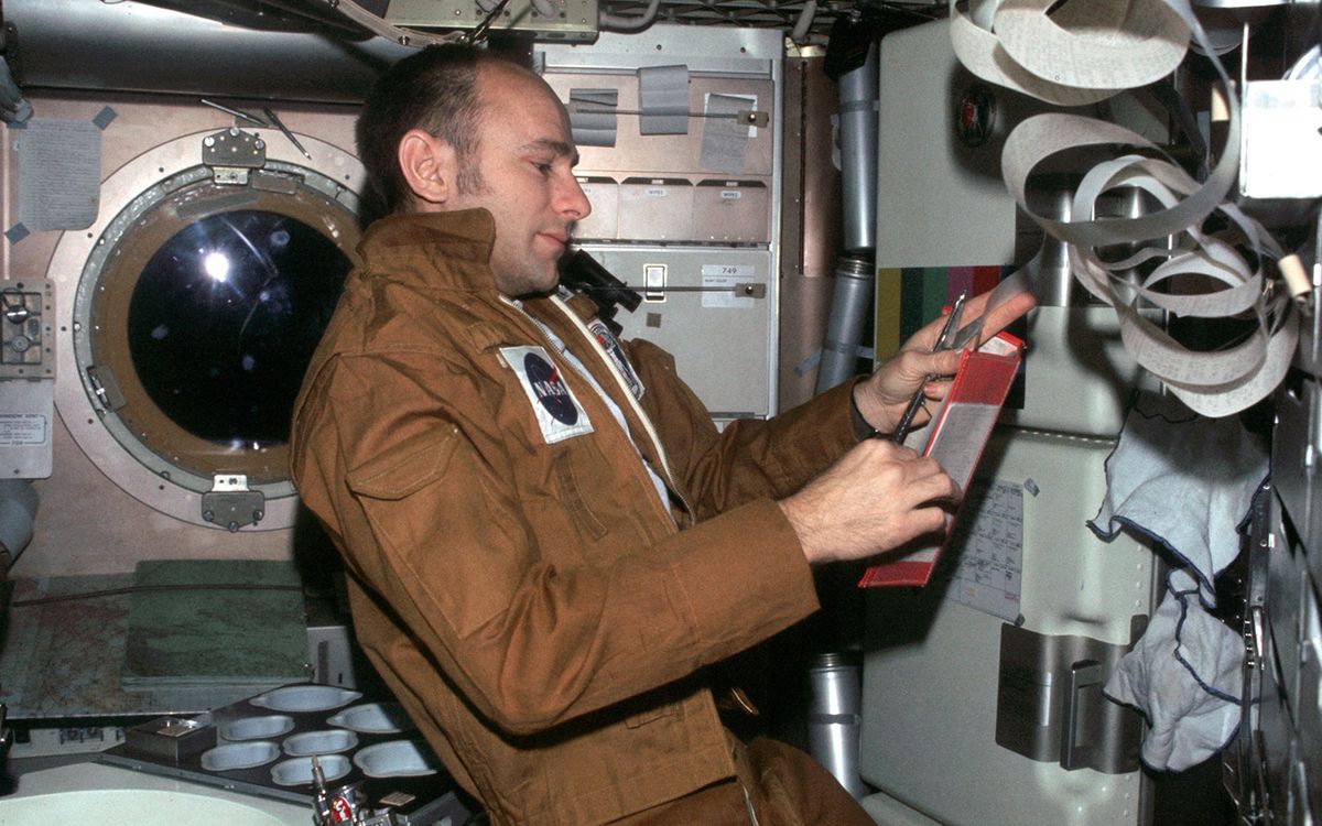 Astronaut Alan Bean Remembered: Photos of a Moonwalker-Turned-Artist ...