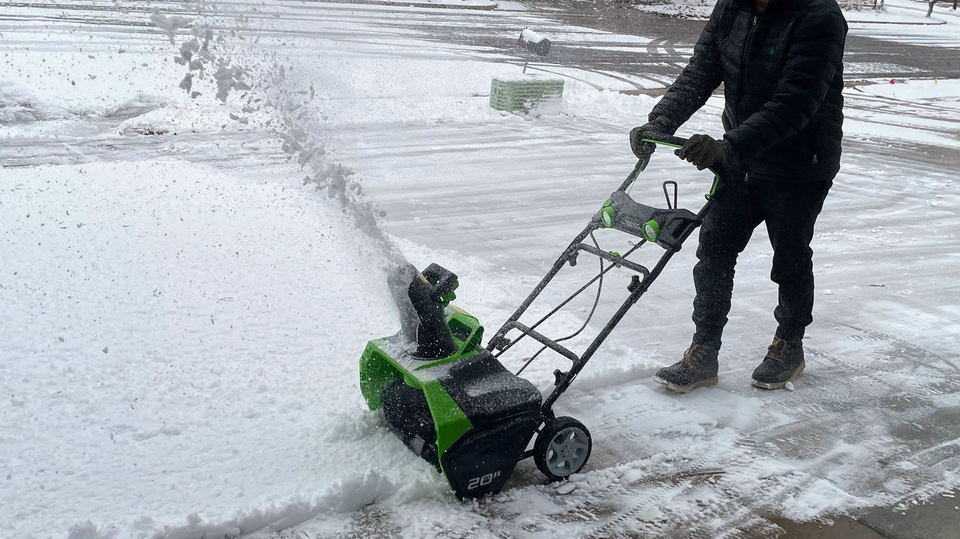 Greenworks 40V 20 Inch Cordless Snow Blower review | Top Ten Reviews