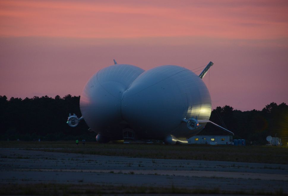 In Photos: Building the World’s Largest Airship (Airlander 10): Page 2 ...