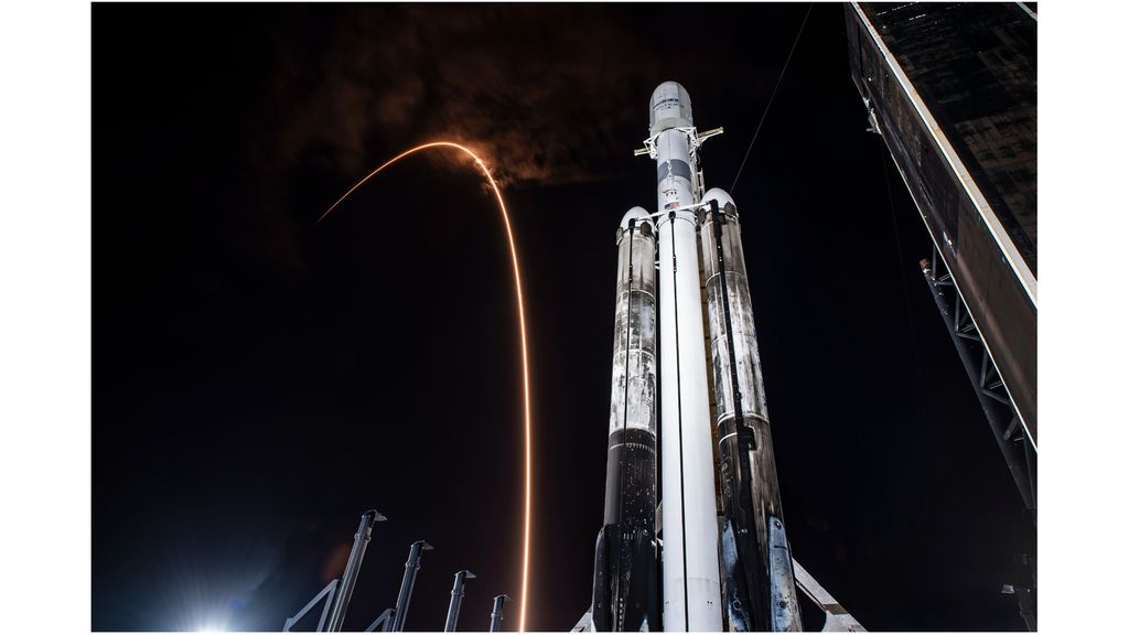 SpaceX Falcon 9 rocket soars over Falcon Heavy in gorgeous launch photo ...