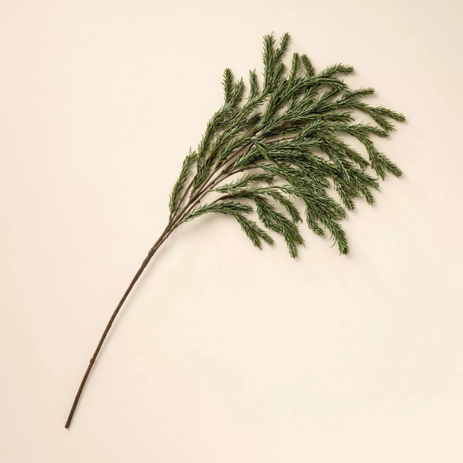 8 Easy Tricks for Making Your Christmas Tree Look Expensive | Livingetc