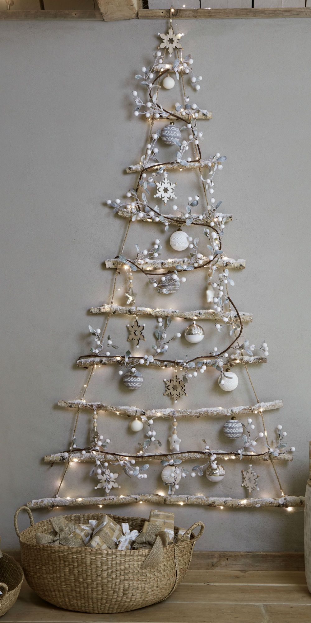 We're totally hung up on the latest trend for hanging Christmas trees ...