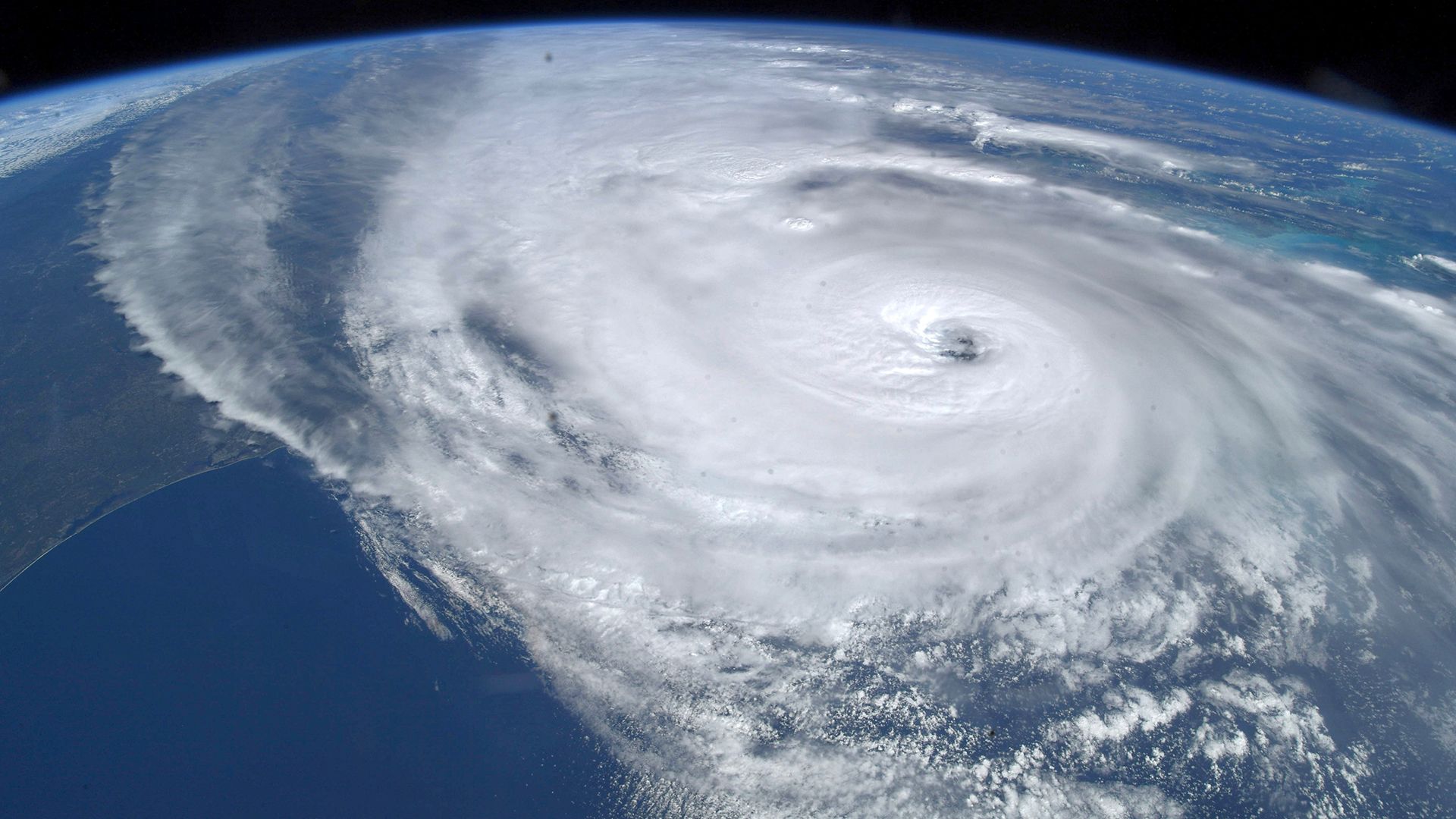 Peer into Hurricane Ian’s 'eye' in this photo that an astronaut snapped ...