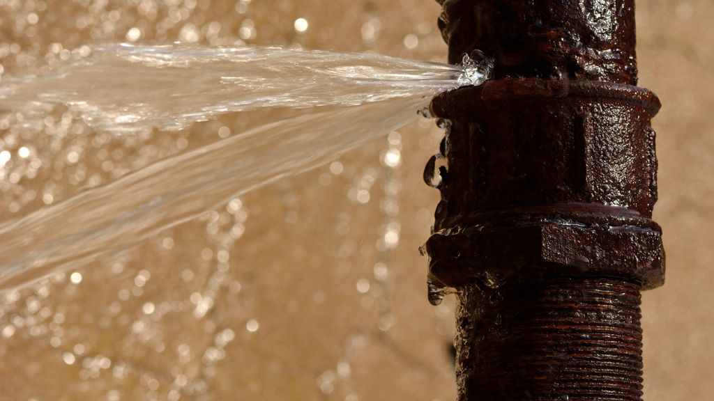 What to do if you have a burst water pipe outside your house | Homebuilding