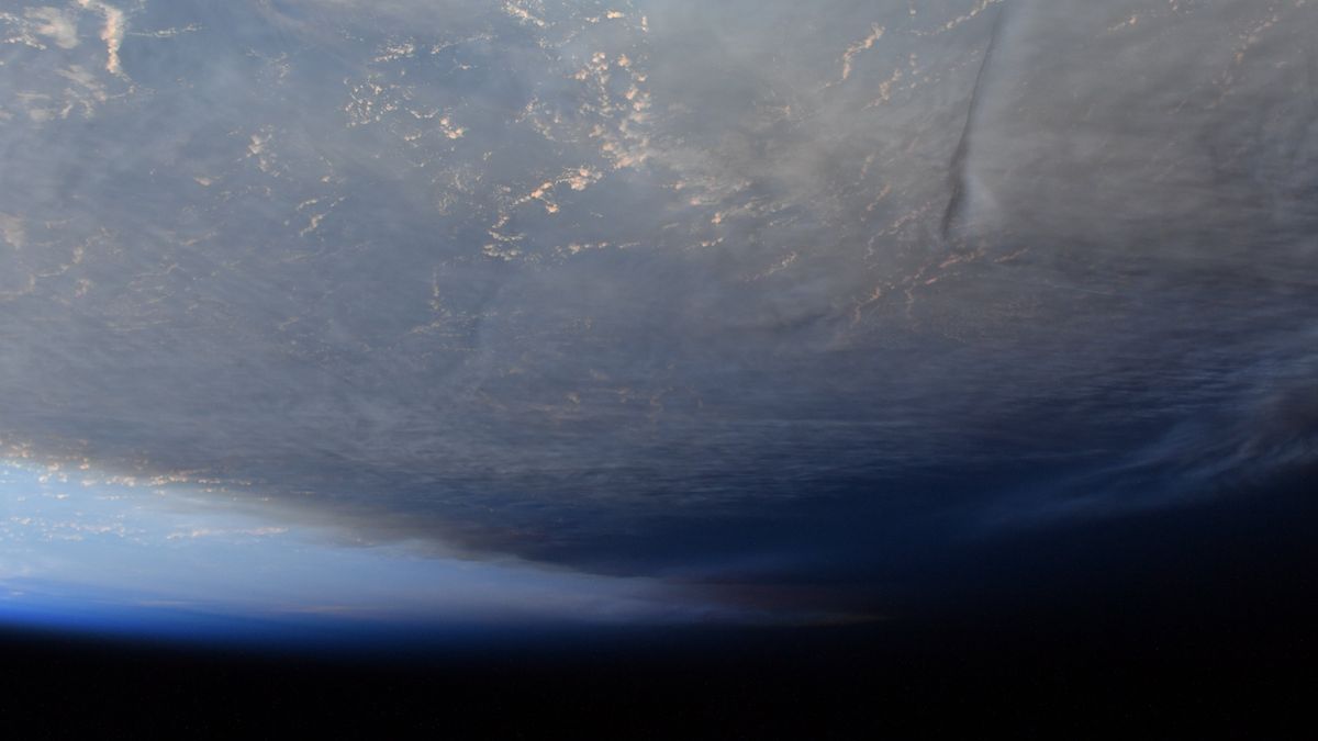 Astronaut spots clouds from Tonga volcano eruption from space (photos ...