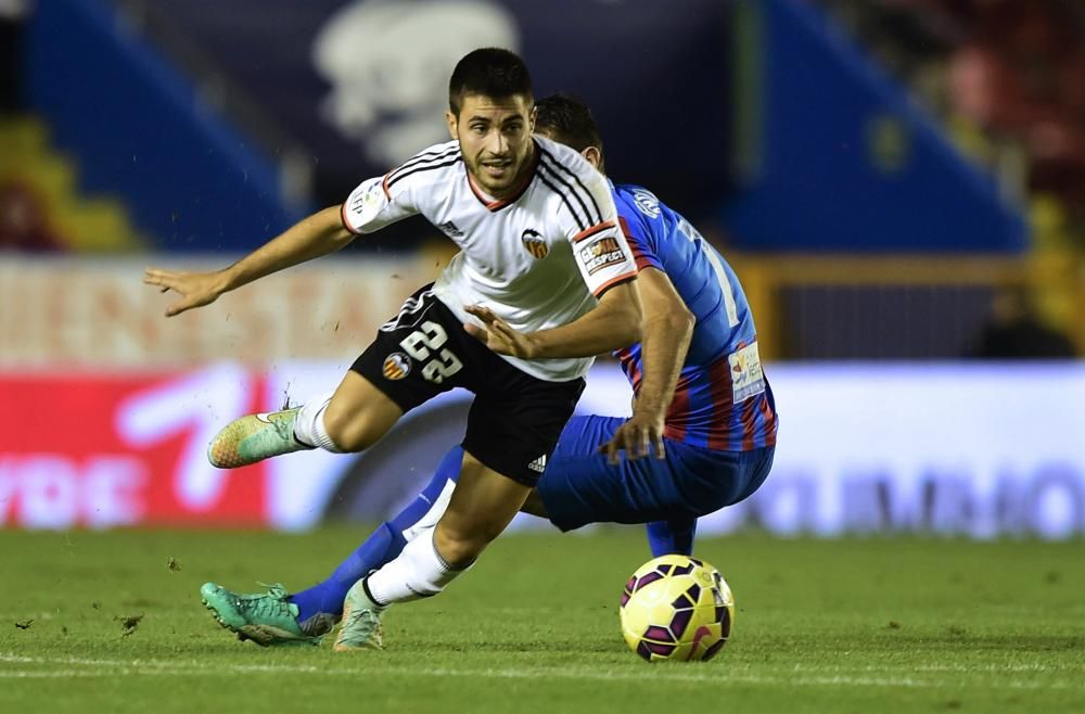 Villa sign up Valencia's Gil on deal until 2019 | FourFourTwo