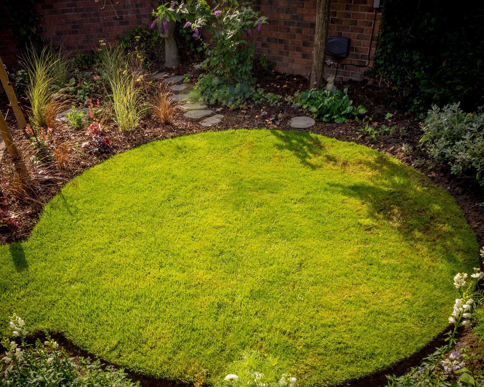 How to lay turf: 6 steps for a lush green lawn | Gardeningetc